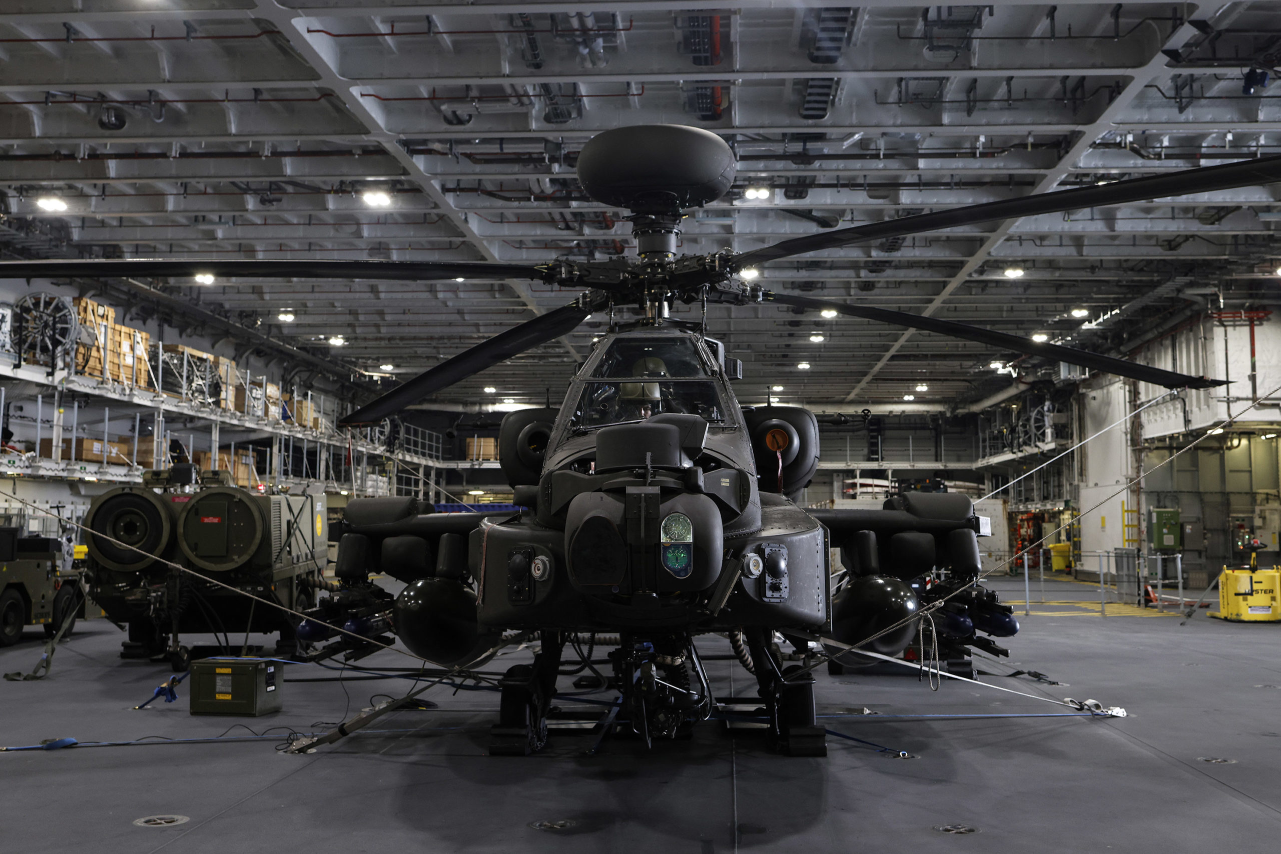 IMAGENS: Helicópteros Apaches concluem treinamento no HMS Prince of ...