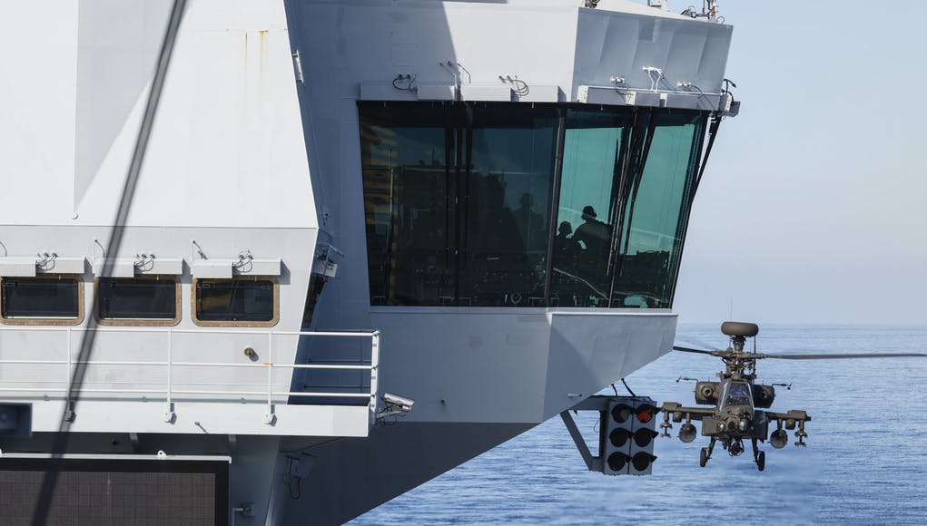 IMAGENS: Helicópteros Apaches concluem treinamento no HMS Prince of ...
