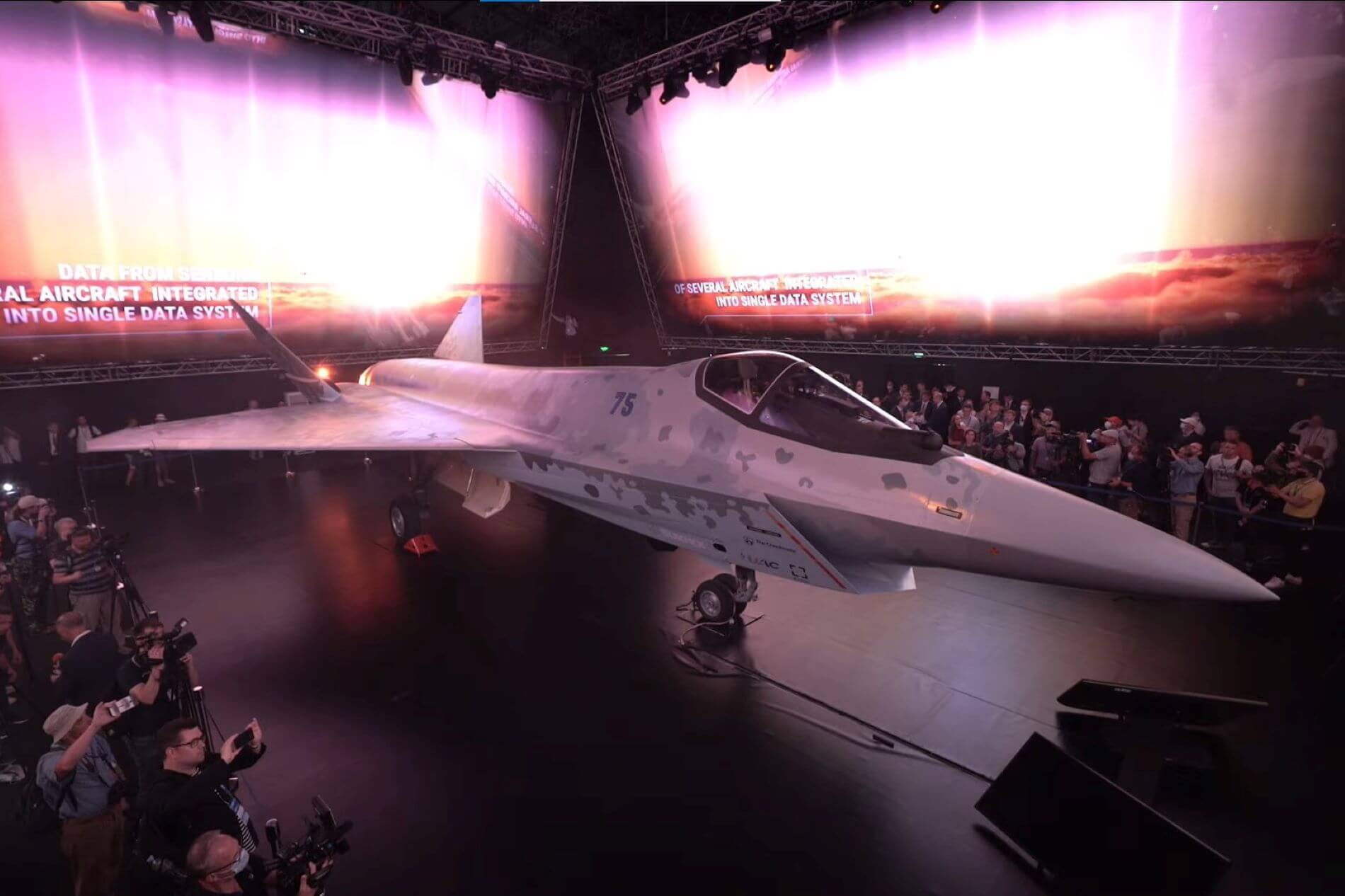 IMAGENS: Rússia revela Sukhoi Checkmate, novo jato de combate leve ...