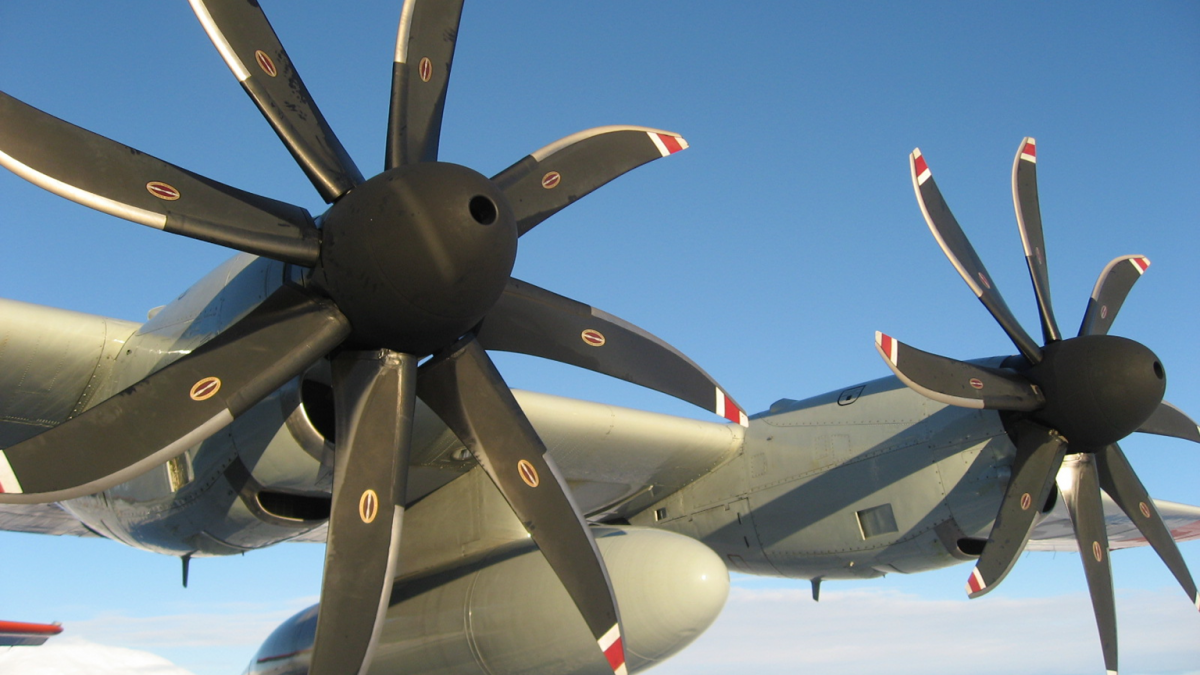 Collins Aerospace oferece atualizações para manter o C-130 voando por ...