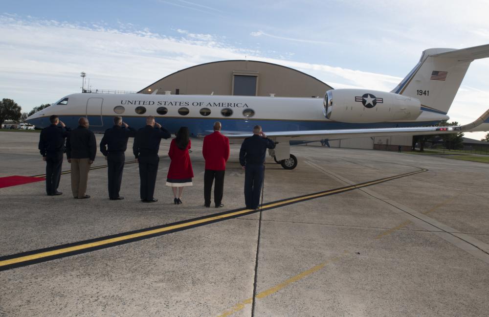 Chefe da USAF leva o primeiro de dois novos C-37Bs VIP para o novo lar ...