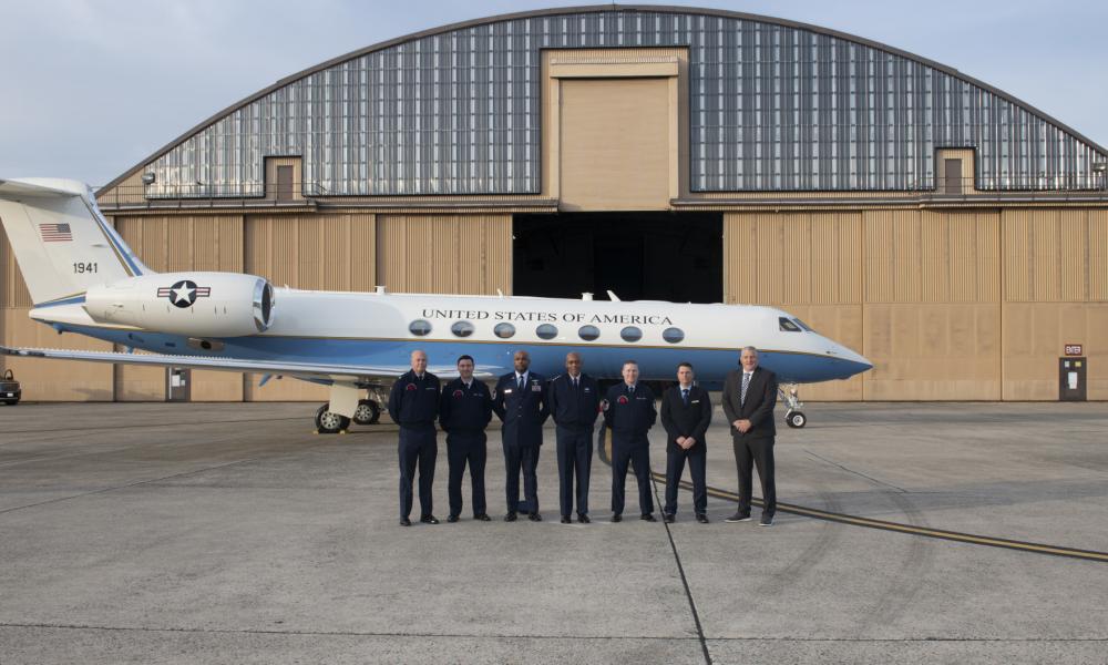 Chefe da USAF leva o primeiro de dois novos C-37Bs VIP para o novo lar ...