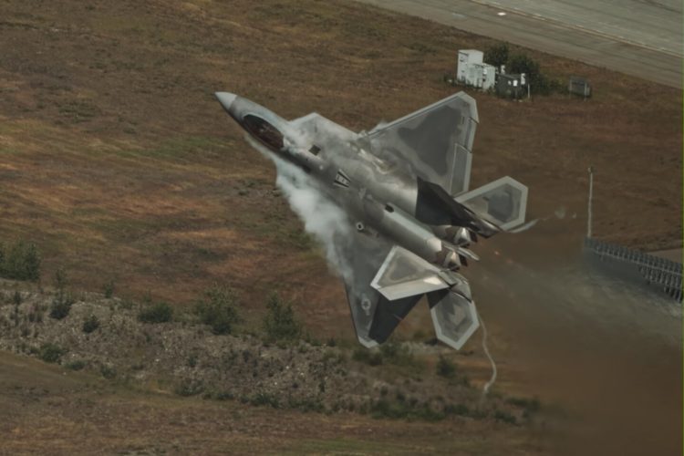 Vale a pena ver este espetacular vídeo do F-22 Raptor em super câmera ...