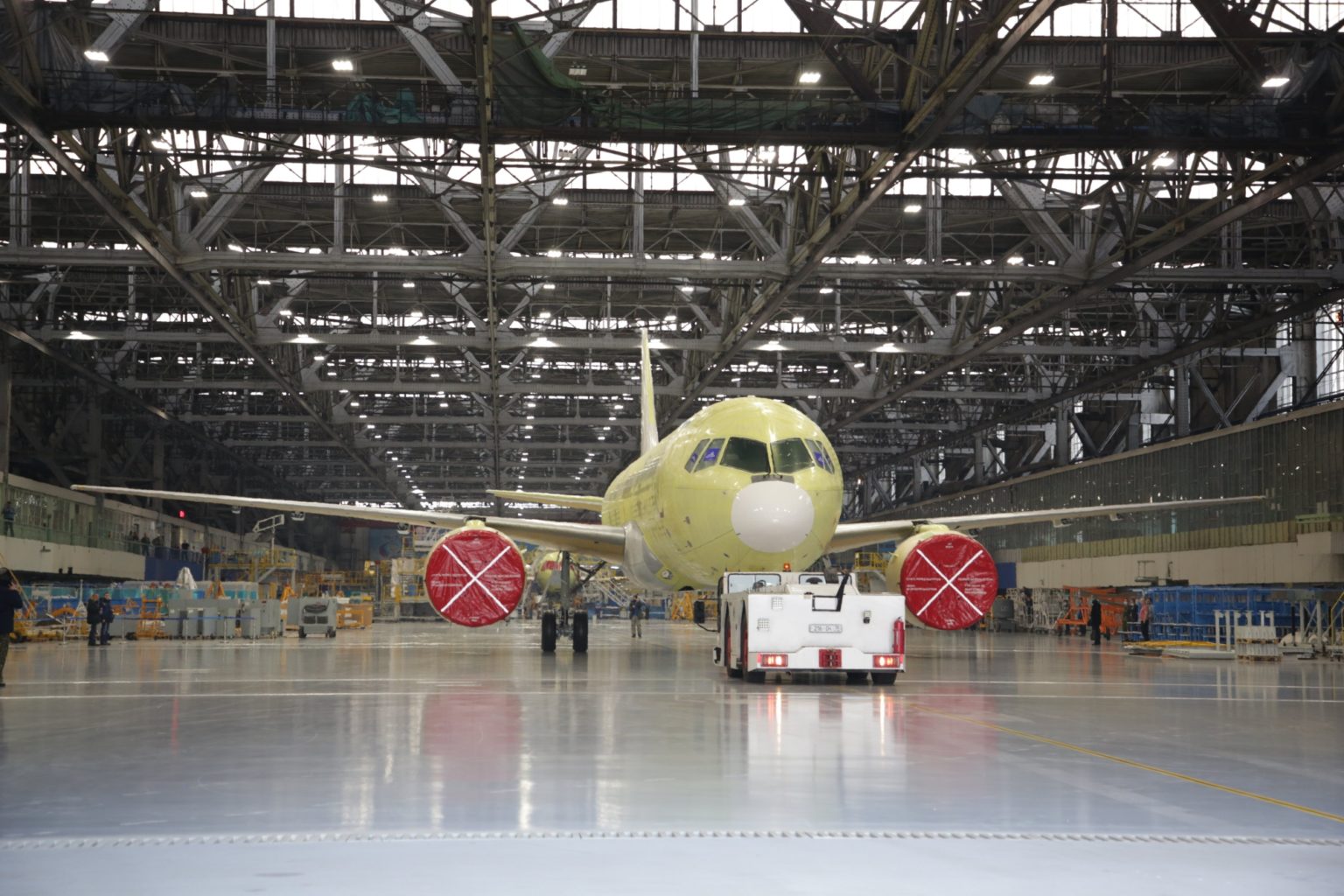 UAC constrói a primeira aeronave MC-21-300 com asa composta de ...