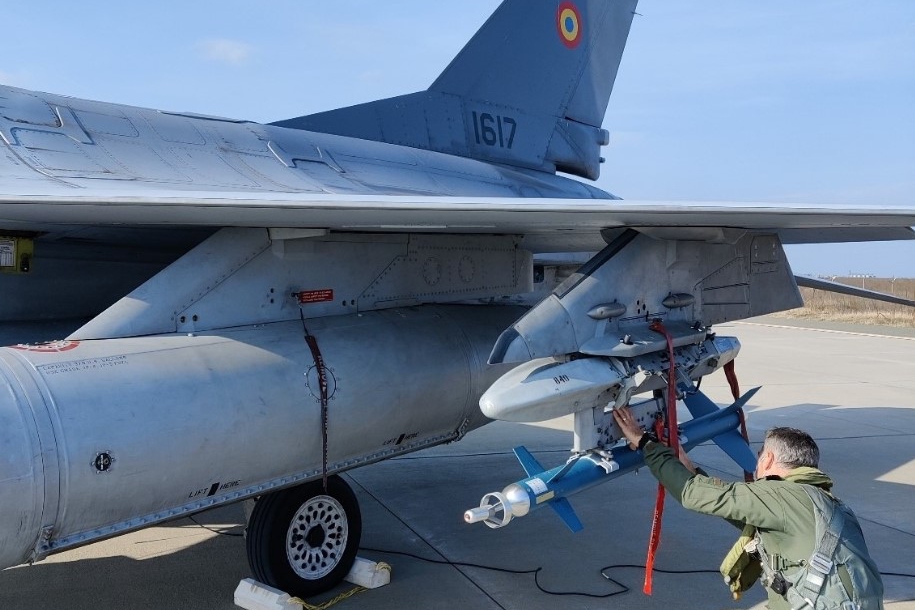 Romênia recebe novas rodadas de treinamento guiadas a laser para seus F ...