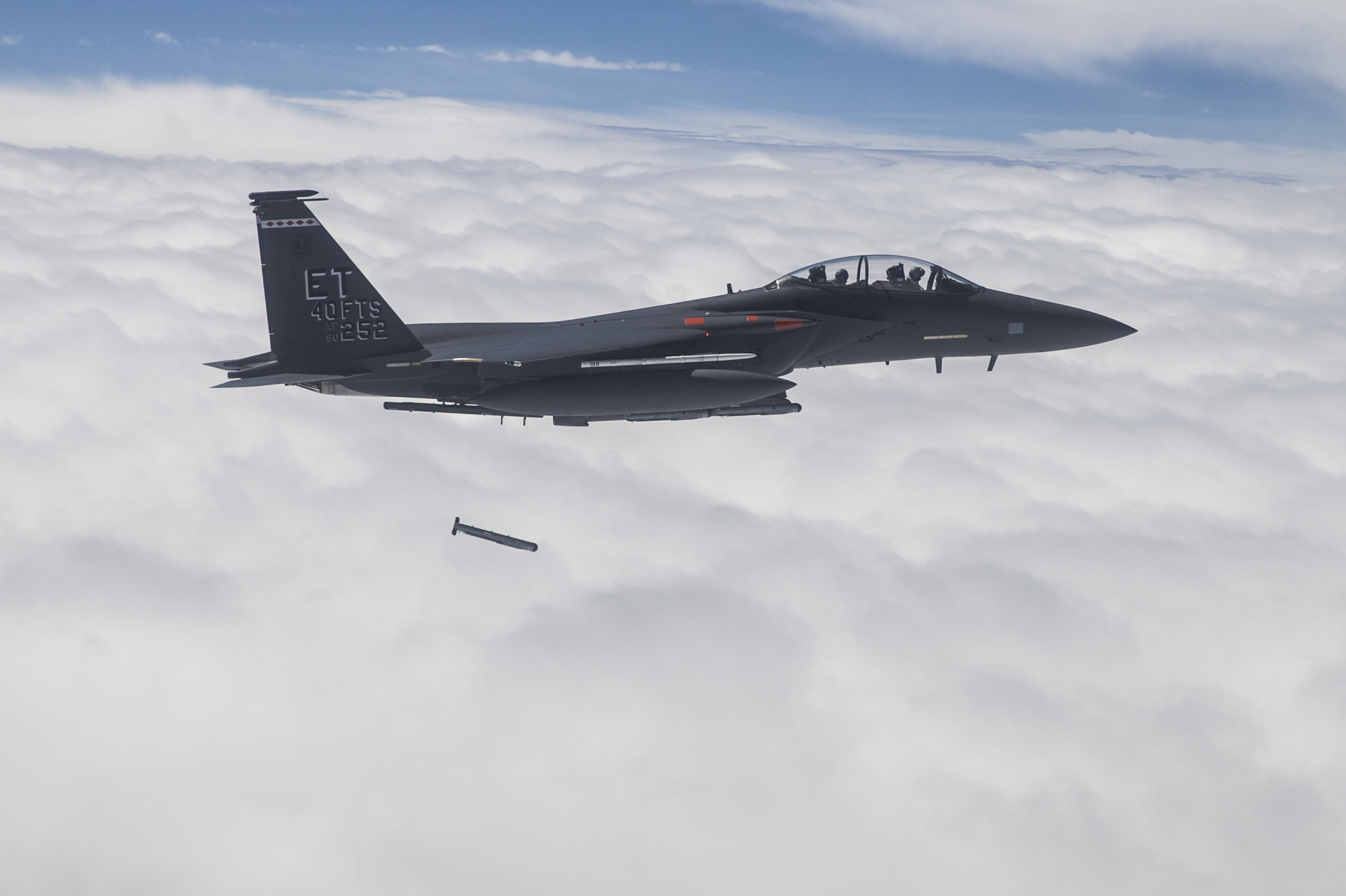 F-15Es dos EUA marcam o primeiro uso operacional da nova bomba ...