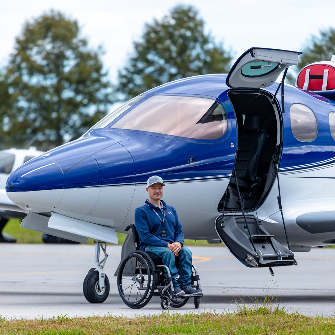 VÍDEO: Piloto paraplégico recebe certificação para pilotar jato da ...