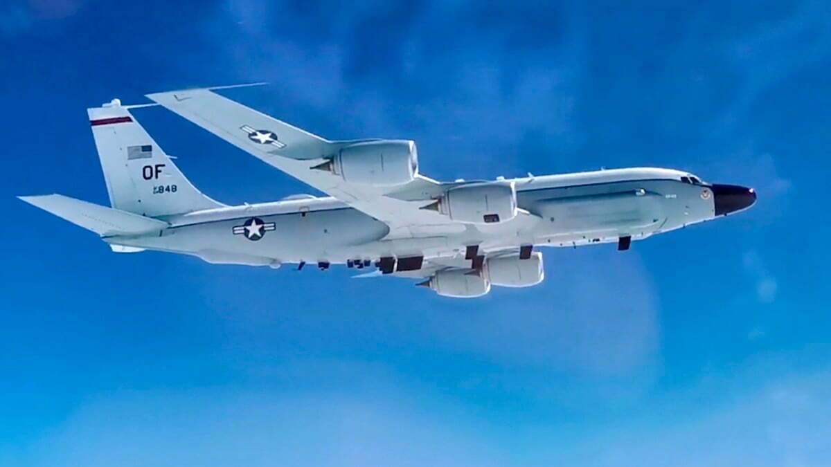 Força Aérea dos EUA aumenta voos de inteligência e remessas de armas ...