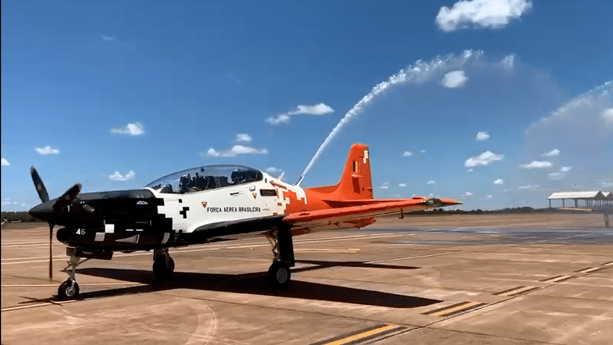 Aeronave modernizada T-27M recebe permissão especial de voo na FAB ...