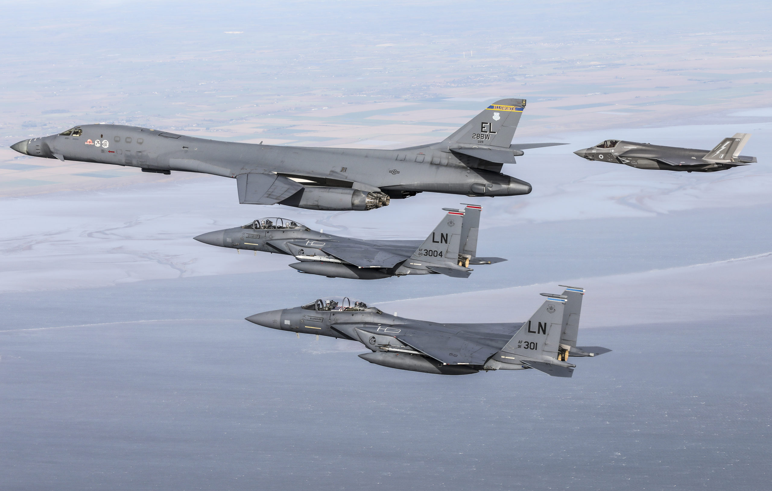 IMAGENS: RAF e USAFE fazem sobrevoo de B-1B com F-35B e F-15Es para celebrar os 80 anos da ...