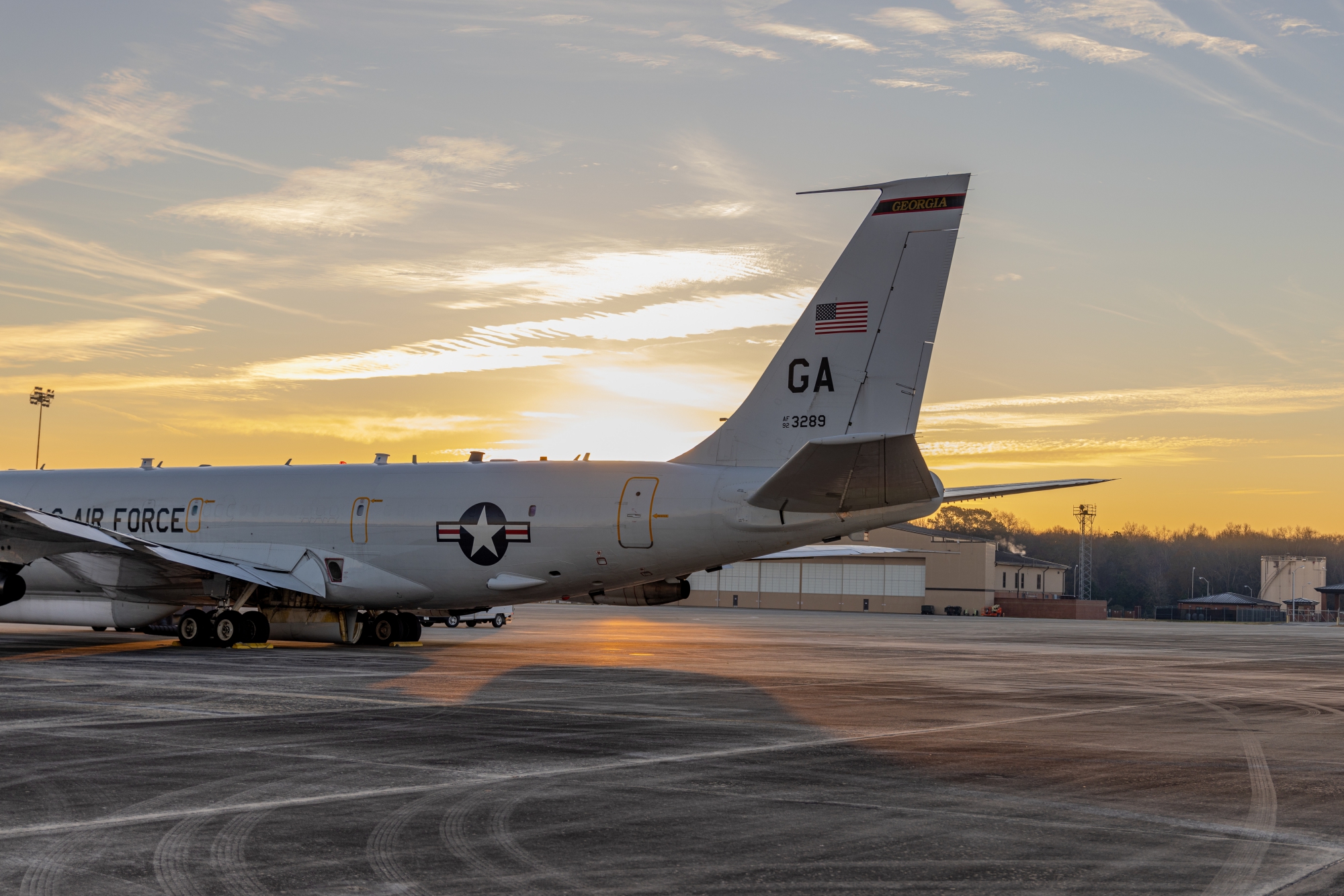 IMAGENS: USAF se despede da primeira de 16 aeronaves E-8C JSTARS ...