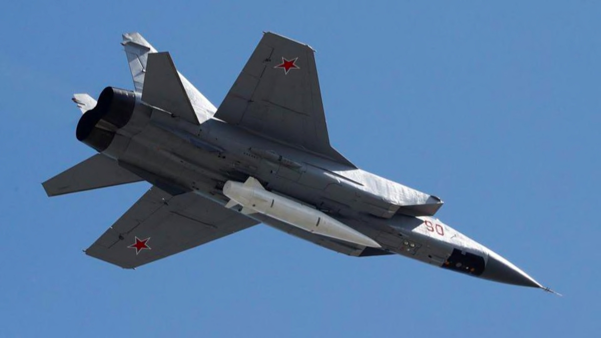 Rússia implanta MiG-31K equipado com míssil hipersônico Kinzhal no ...