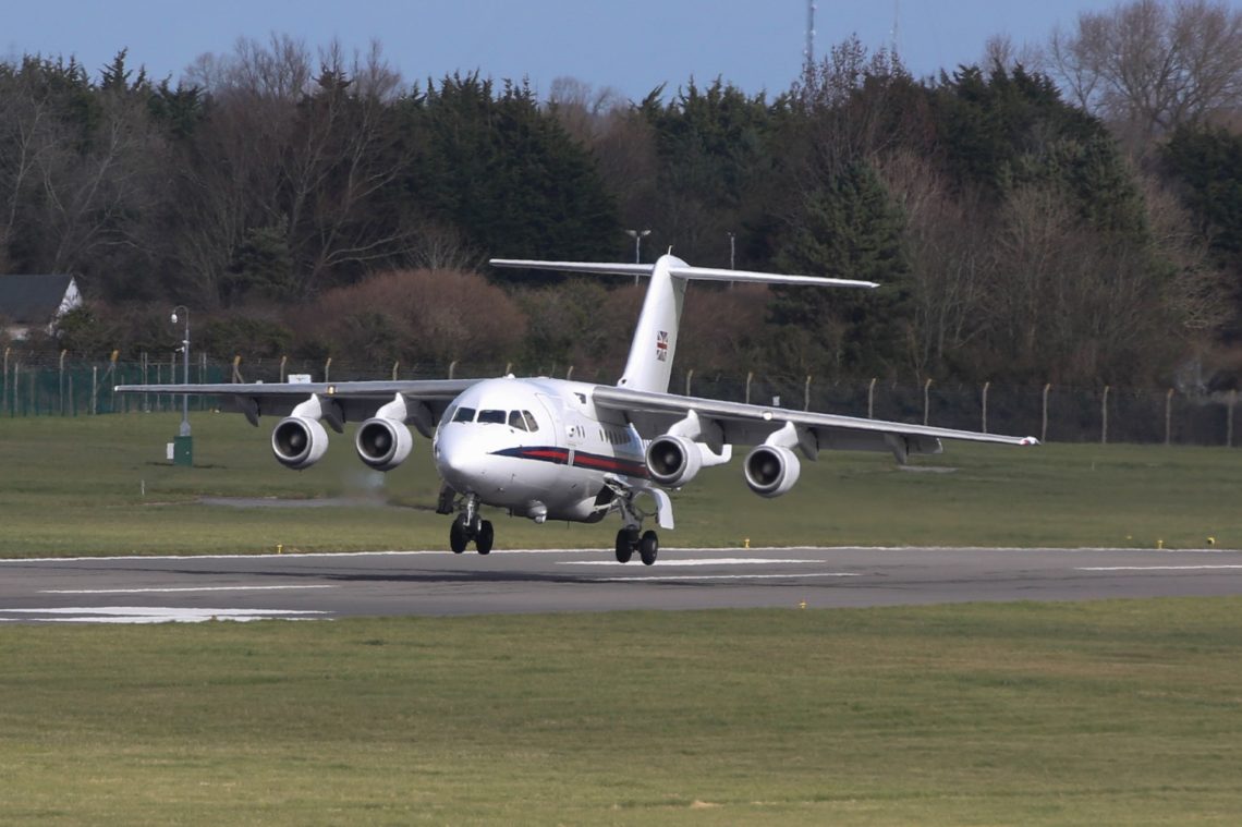 IMAGENS: Jato BAe 146 VIP usado pela Família Real britânica é enviado ...