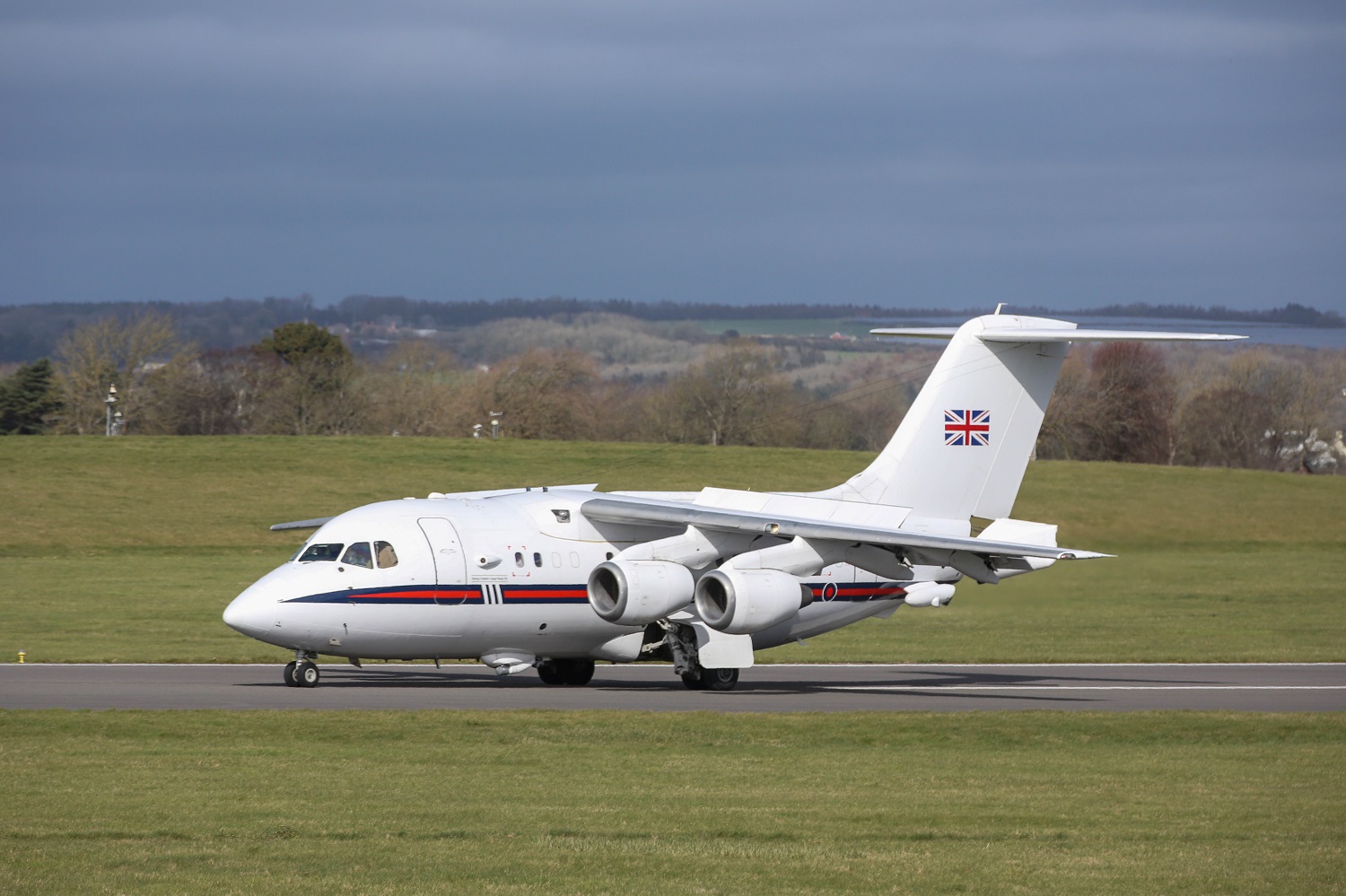 IMAGENS: Jato BAe 146 VIP usado pela Família Real britânica é enviado ...
