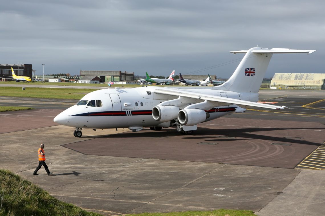 IMAGENS: Jato BAe 146 VIP usado pela Família Real britânica é enviado ...