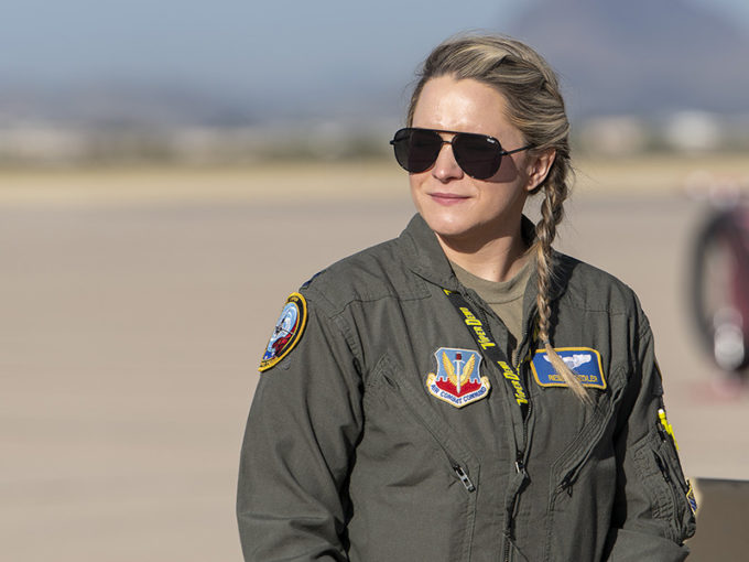 USAF: Aimee ‘Rebel’ Fiedler, nova piloto do F-16 Demo Team para ...