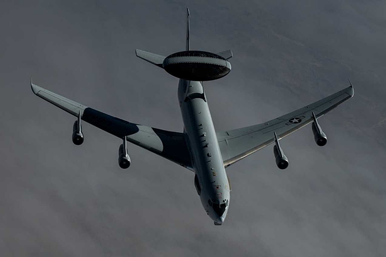 Pela primeira vez, USAF atualiza software de guerra eletrônica de AWACS ...