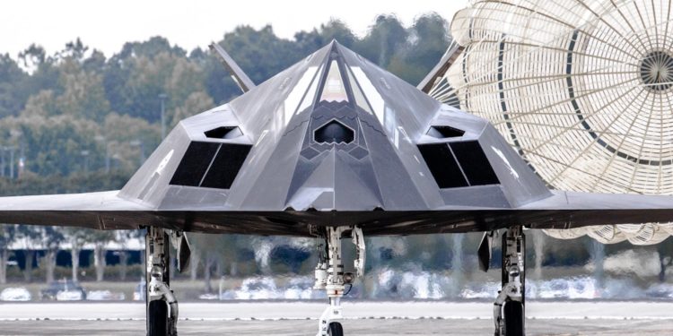 VÍDEO: Caça F-117 “aposentado” chega para o exercício Sentry Savannah ...