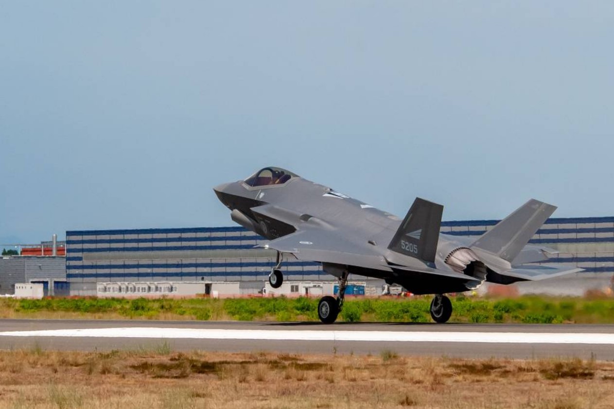 Itália recebe o primeiro F-35 internacional em seu centro de manutenção ...