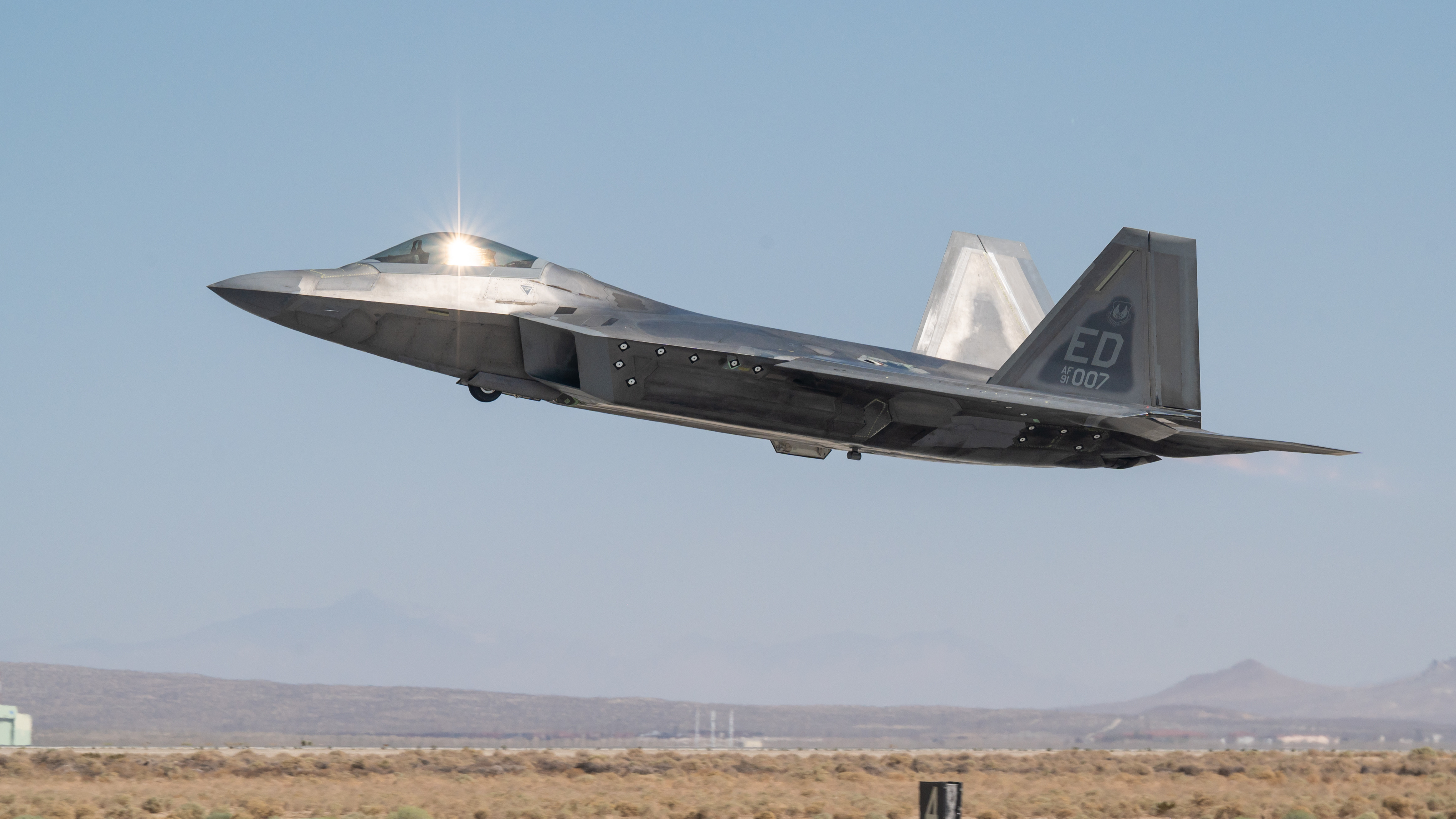 USAF testa novo pacote de sistemas abertos de terceiros em caças F-22 ...
