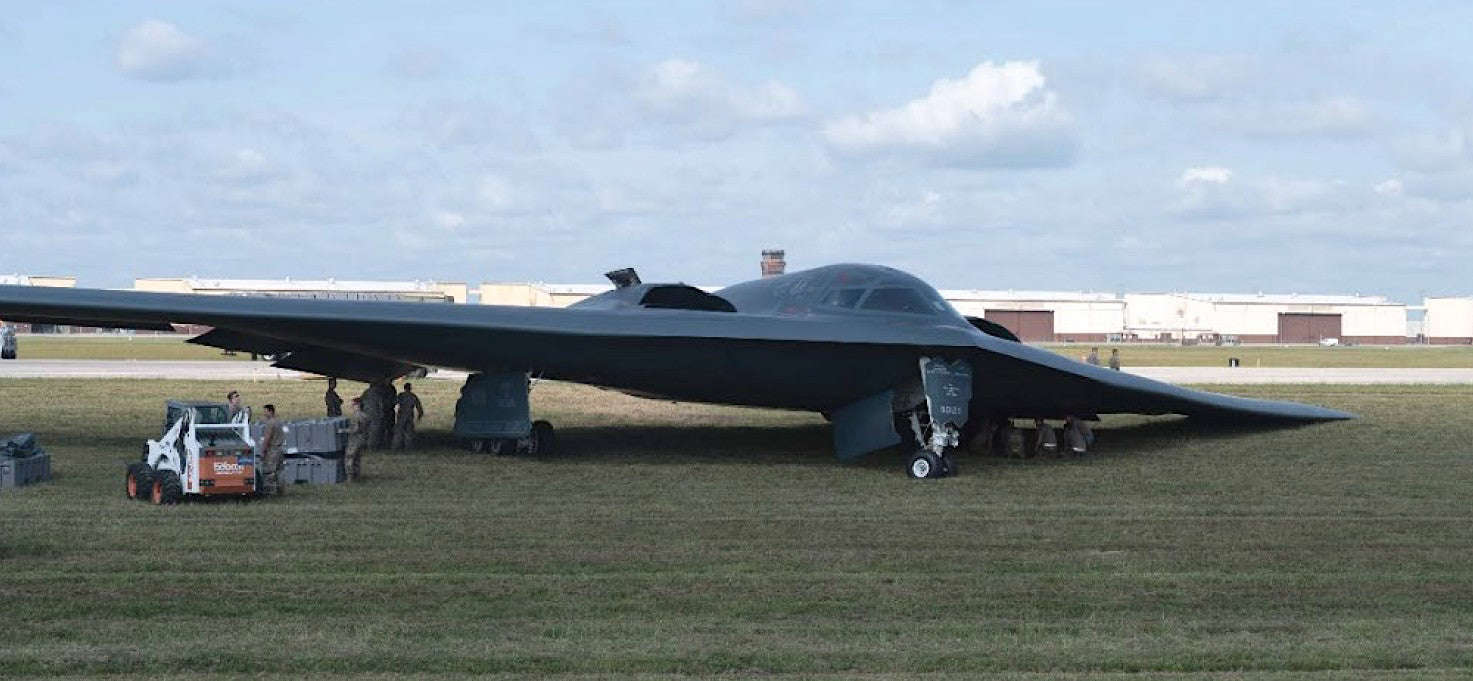 IMAGENS: B-2 remendado segue para reparos na California – Cavok Brasil