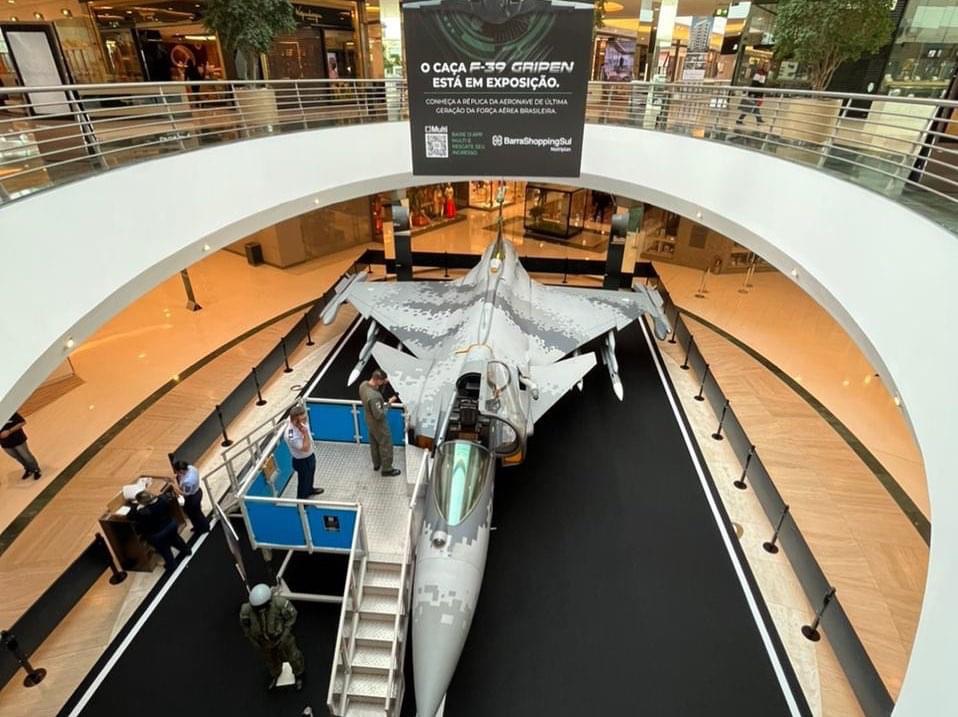 Réplica do F-39 Gripen está exposta pela primeira vez no Rio Grande do ...