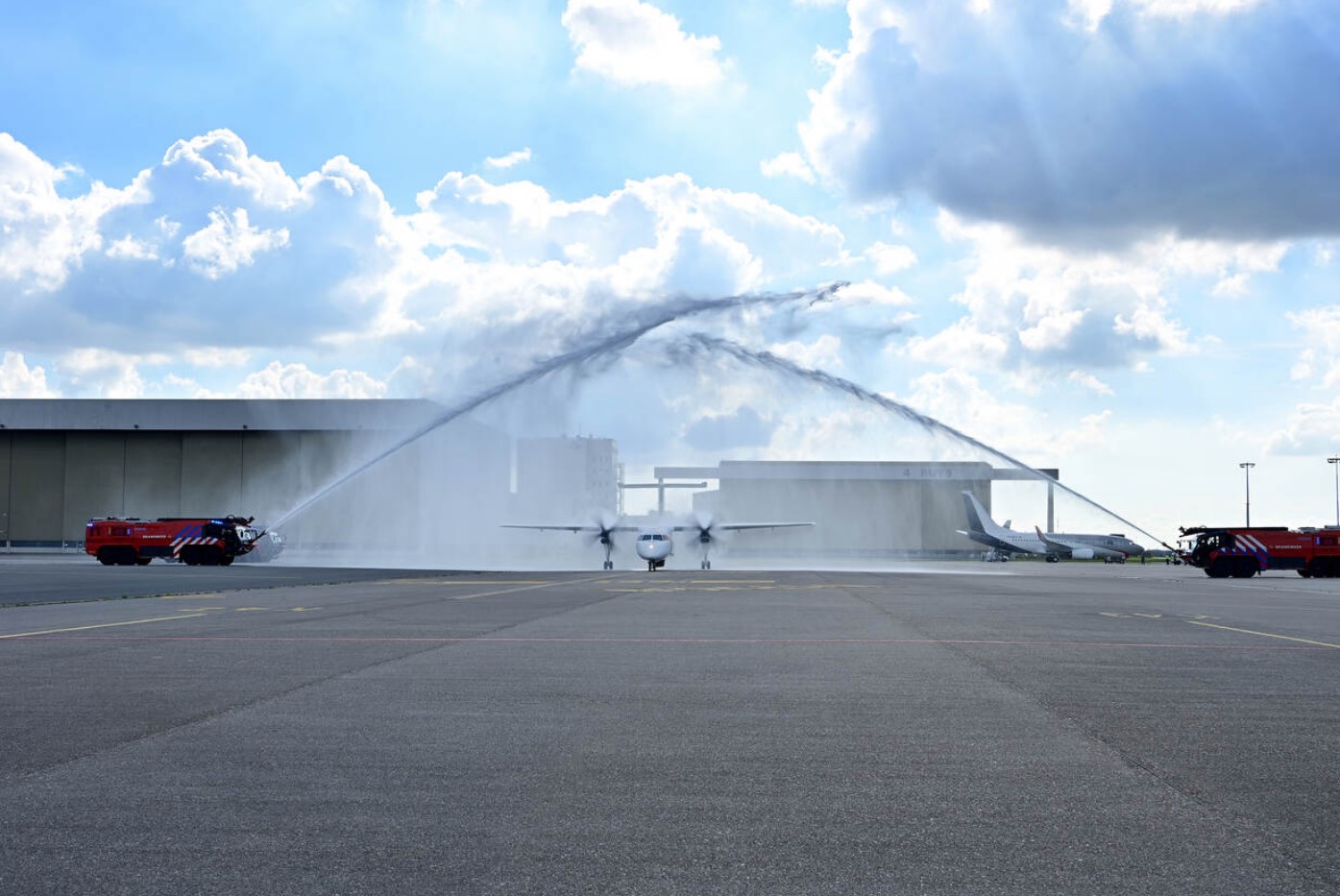 Guarda Costeira Holandesa recebe a primeira de 2 novas aeronaves Dash-8 ...