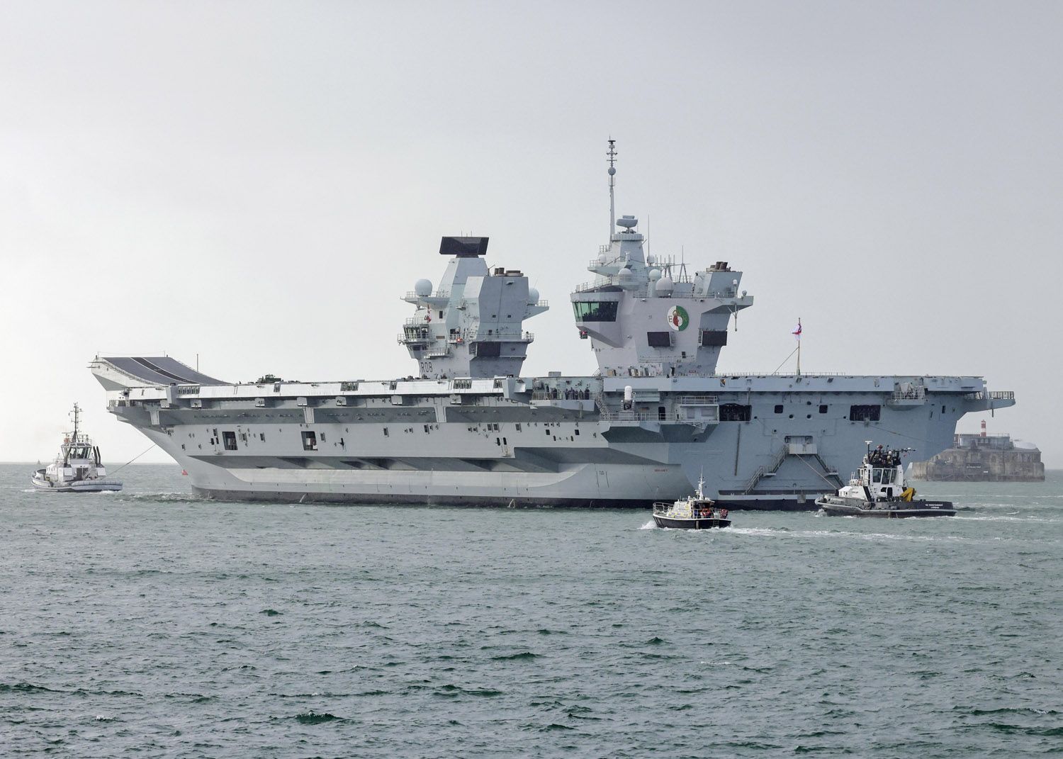 Com o HMS Prince of Wales fora de ação, HMS Queen Elizabeth parte rumo ...