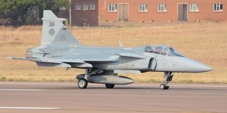 SAAF coloca Gripen em voo após 12 meses de aterramento