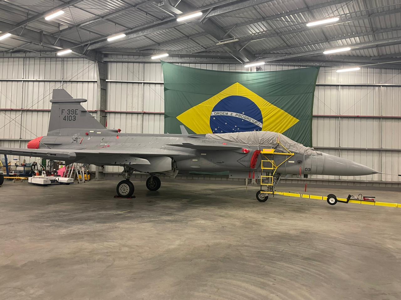 FAB divulga imagens e detalhes da chegada das duas novas aeronaves F-39 ...