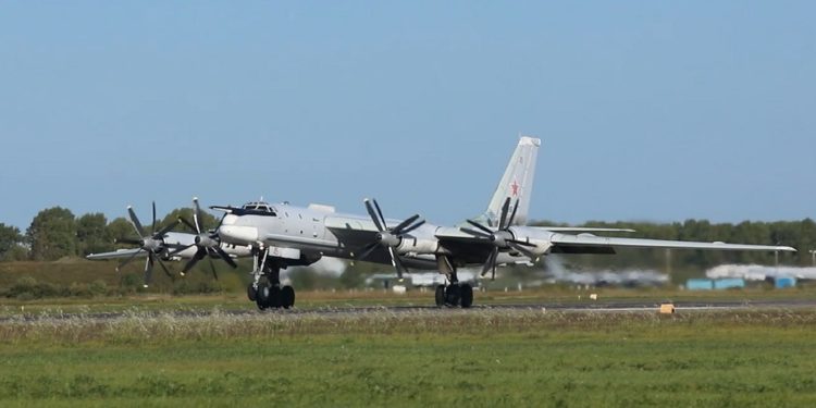 Tripulações do Tu-95MS testam os sistemas de defesa aérea do leste ...