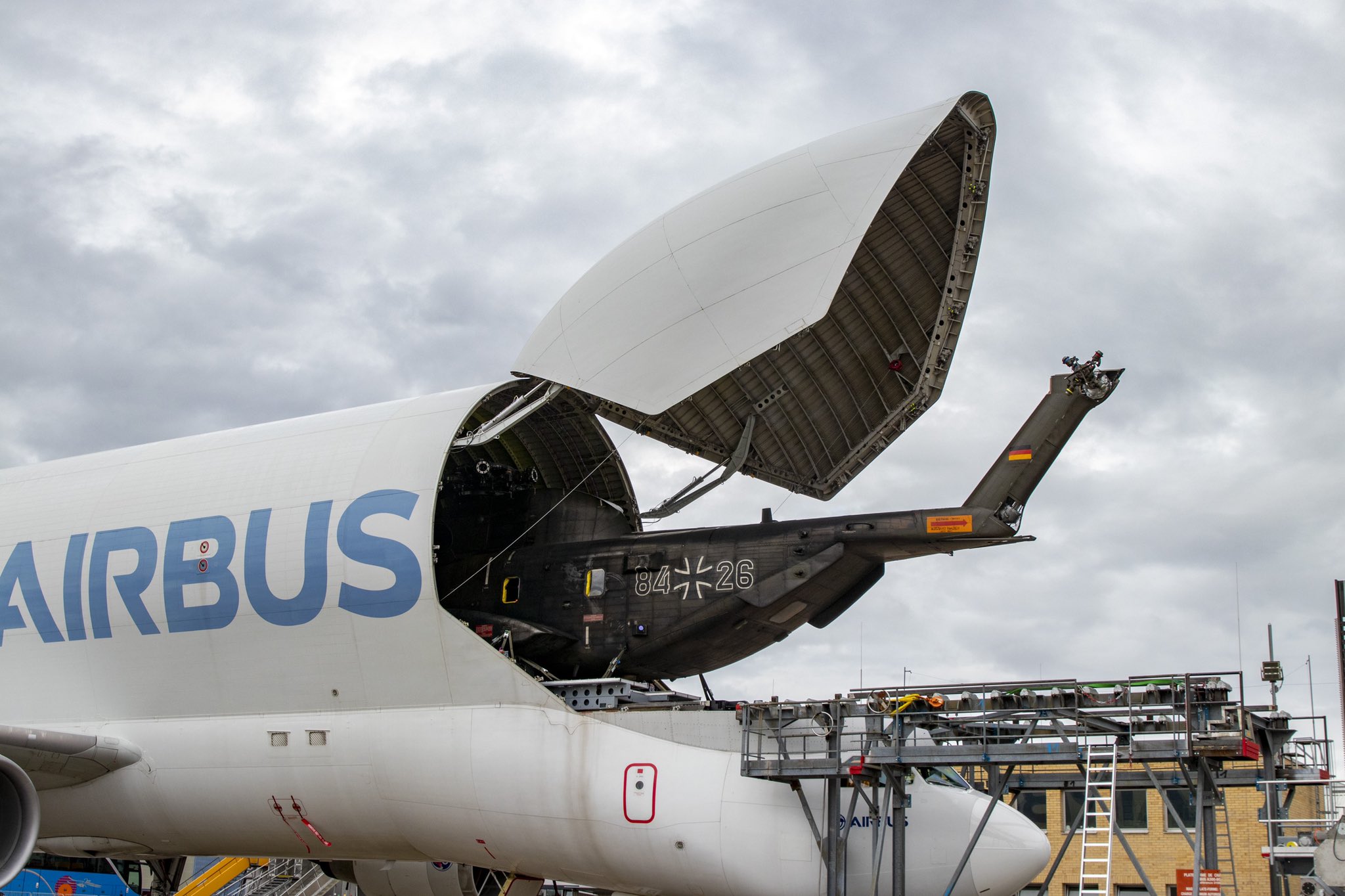 IMAGENS: Airbus testa sistema de carregamento para carga militar ...