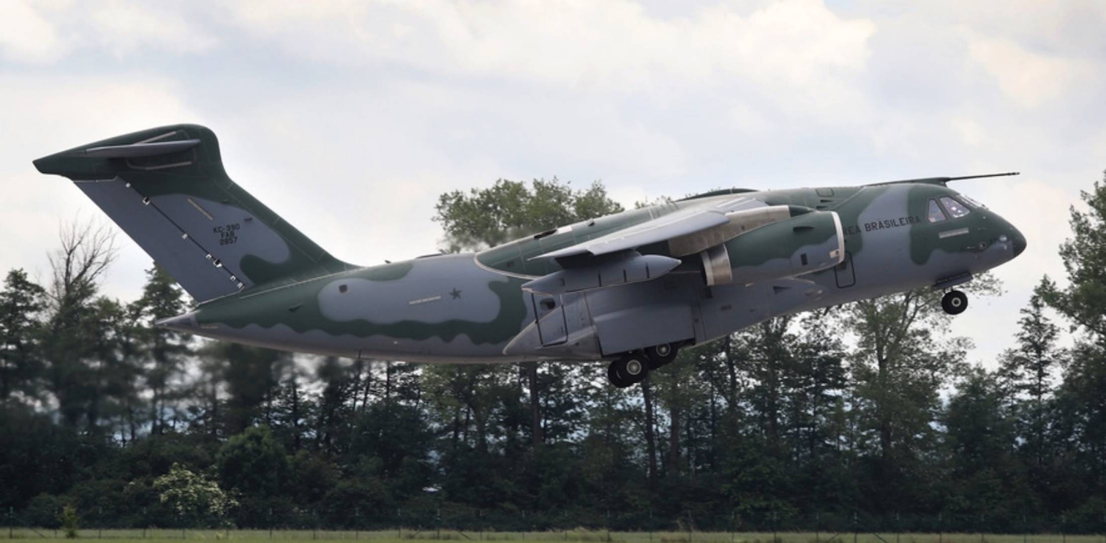 C-390 Millennium, da Embraer, estreia no evento NATO Days, na República ...