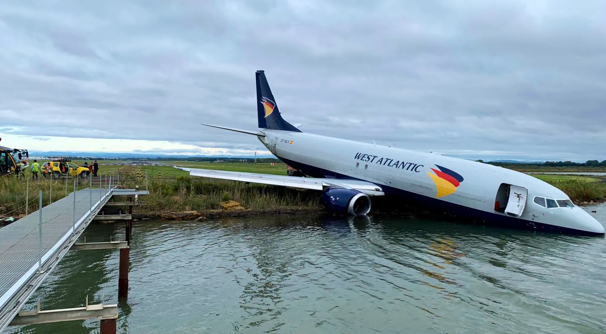 IMAGENS: Boeing 737 acaba dentro de lago após tentativa de pouso em ...
