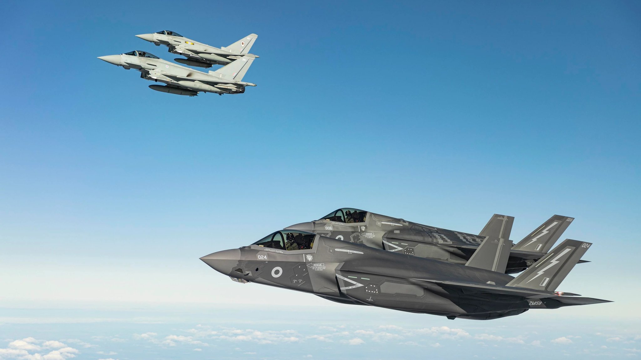 Typhoons e F-35s da RAF lançam número recorde de ASRAAMs em treinamento ...