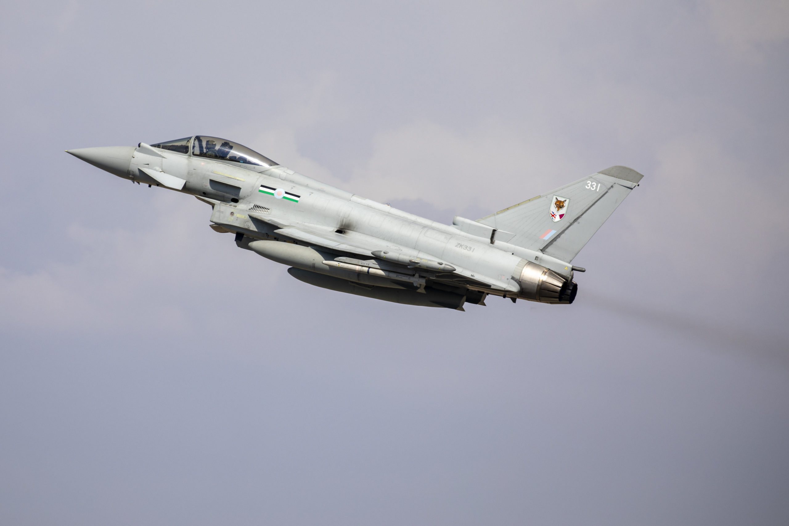 Esquadrão de Typhoon da RAF-QEAF é implantado no policiamento aéreo da ...