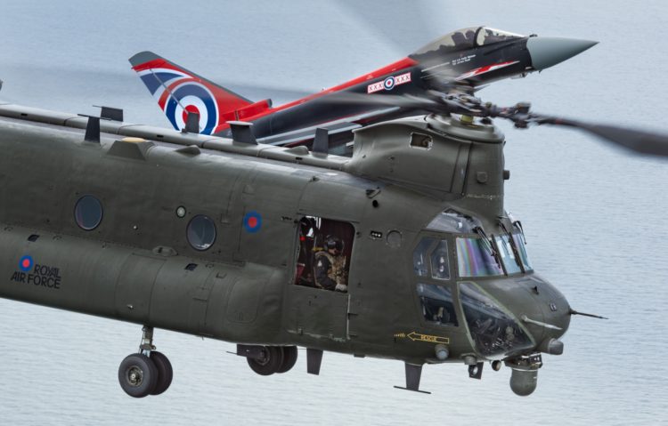 IMAGENS: Typhoon e Chinook da RAF treinam sobre penhascos brancos ...