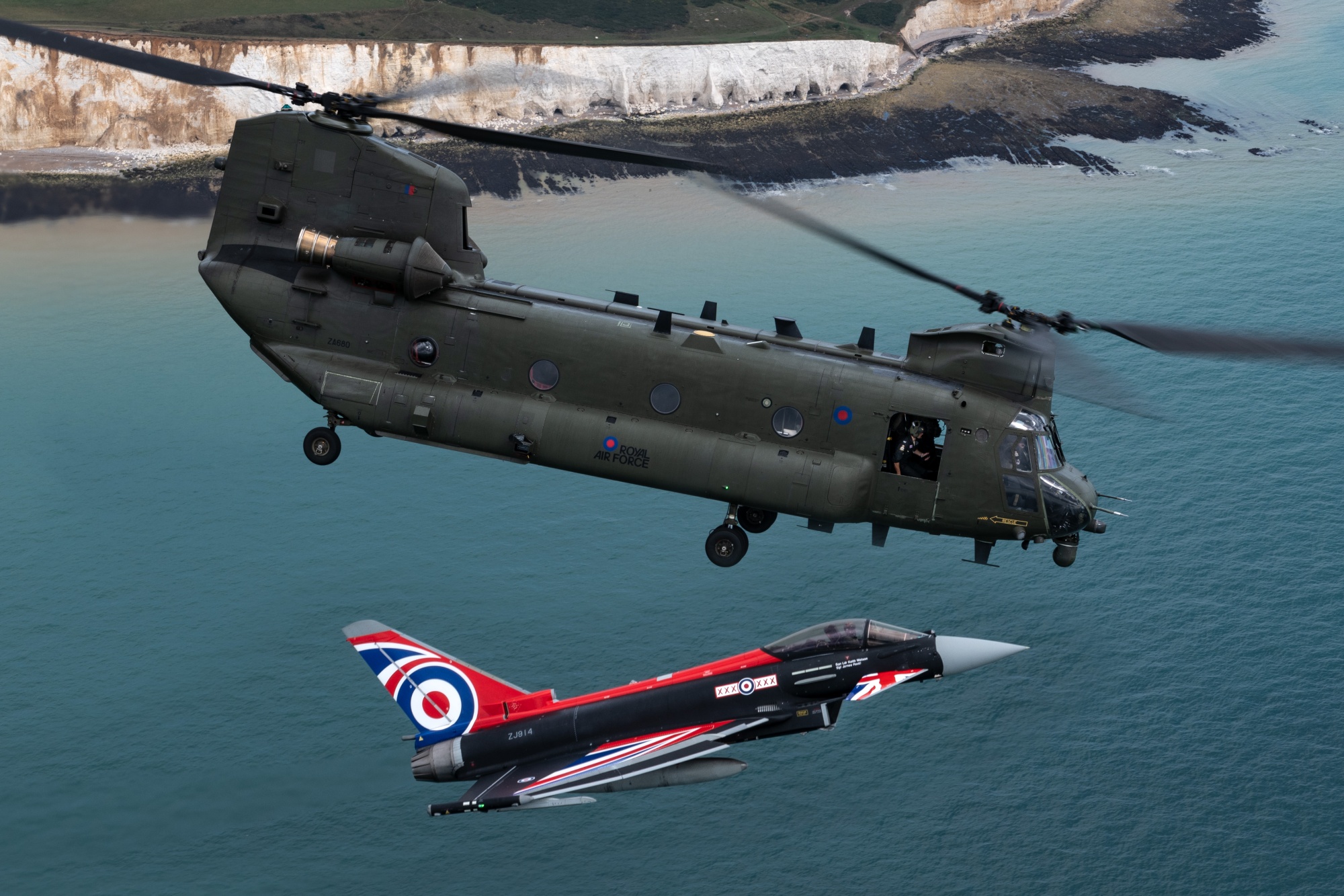 IMAGENS: Typhoon e Chinook da RAF treinam sobre penhascos brancos ...