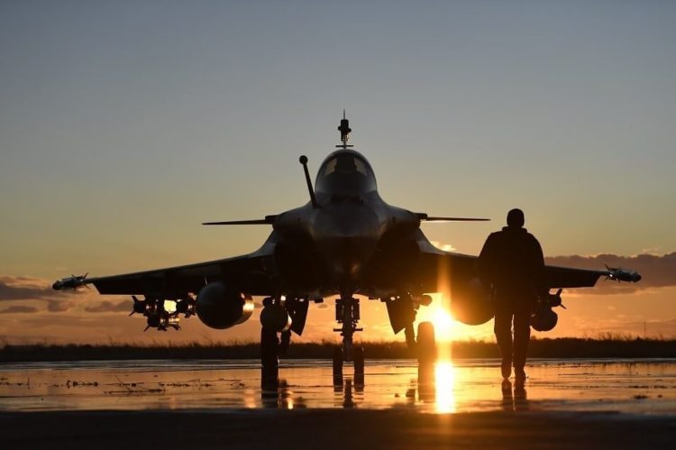 Sucesso na venda dos Rafale faz França passar por déficit de horas de ...