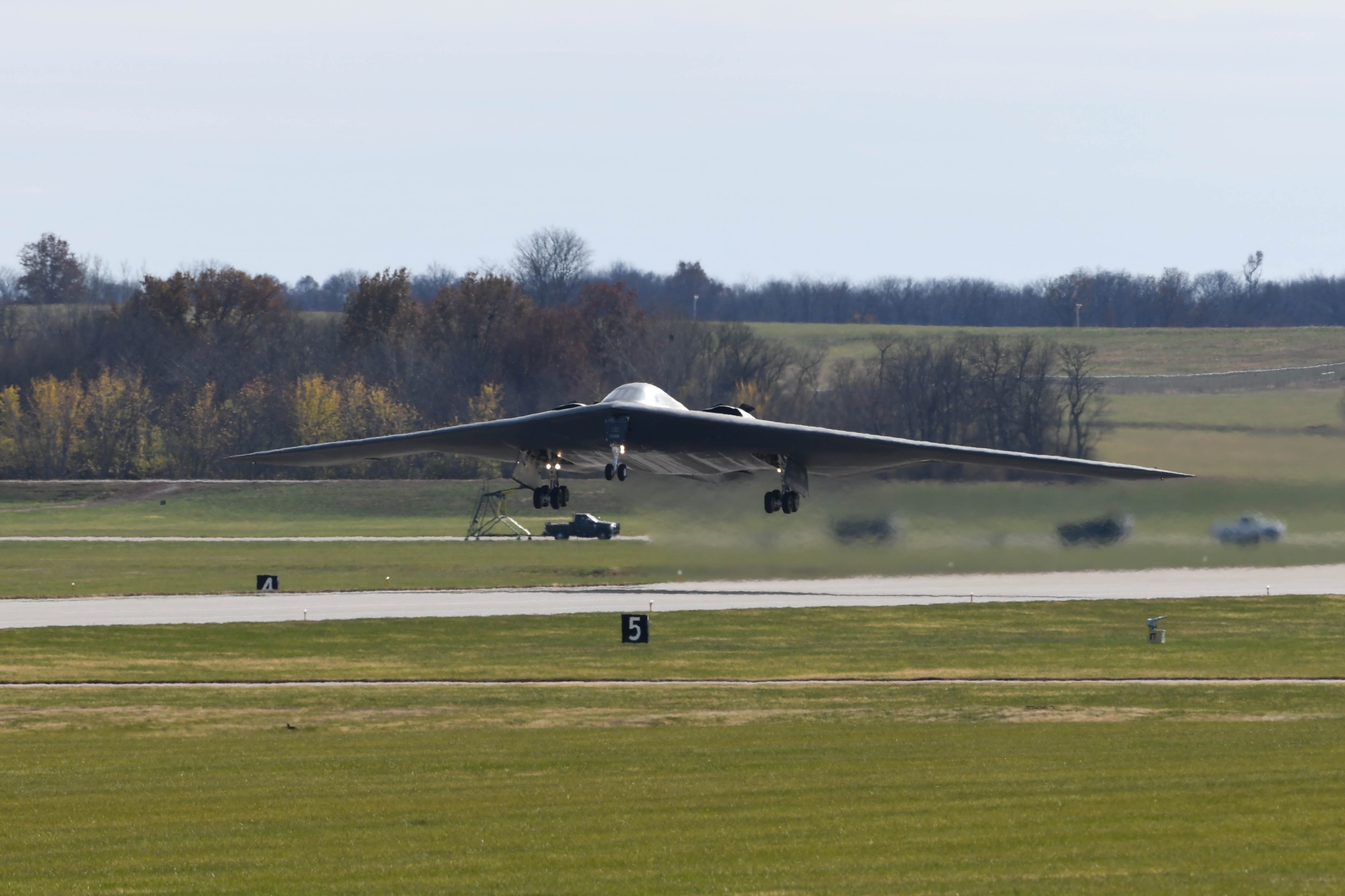 SPIRIT VIGILANCE: USAF realiza Elephant Walk com seus B-2 Spirits ...