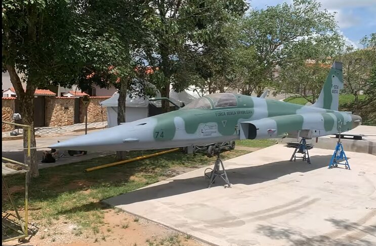 Caça F-5 da FAB vira monumento em cidade no interior de Minas Gerais Caça F-5 da FAB vira monumento em cidade no interior de Minas Gerais