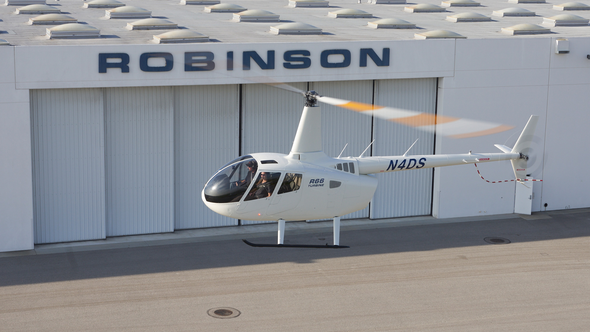 Frank Robinson, pioneiro e fundador da Robinson Helicopter, morre aos ...