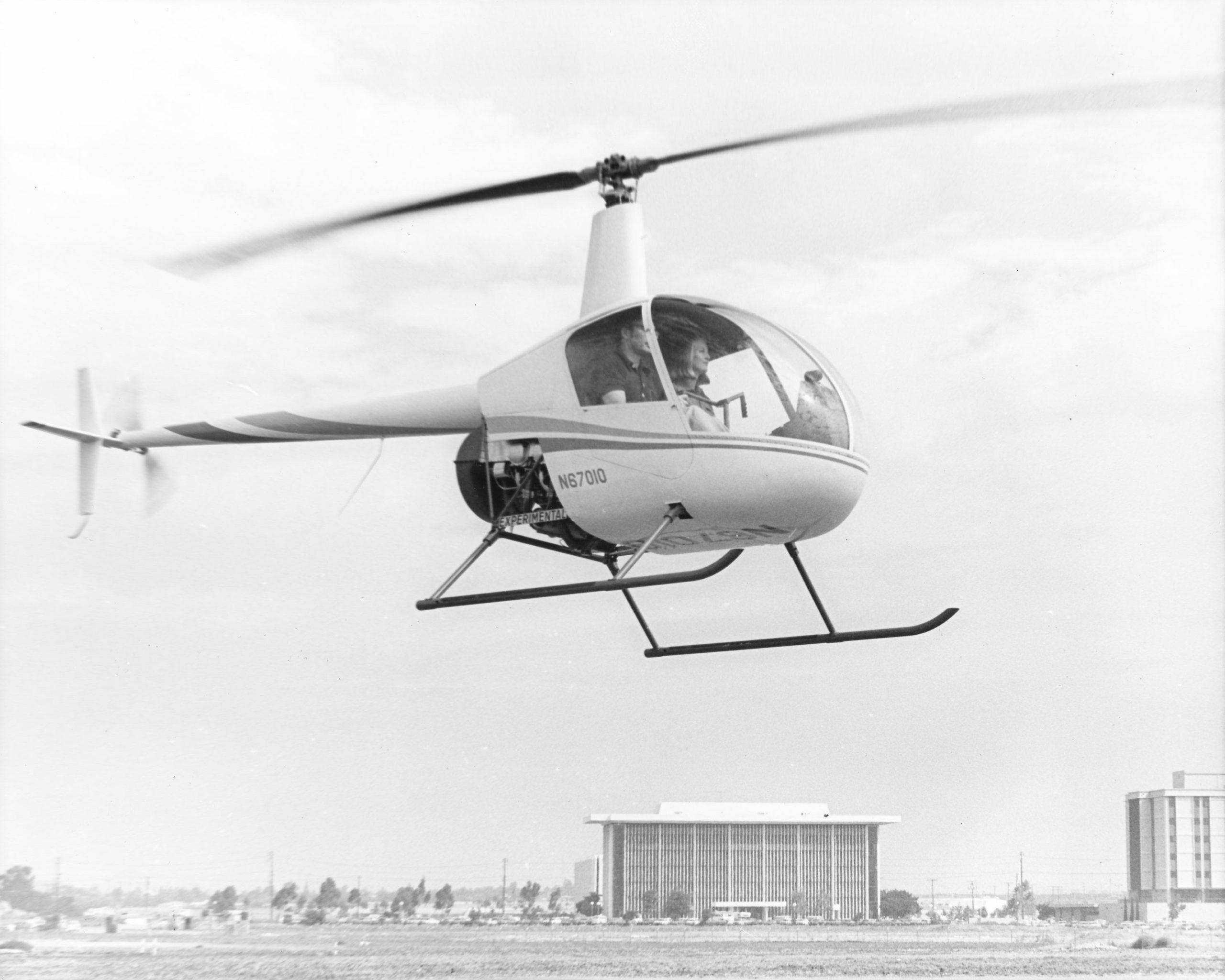 Frank Robinson, pioneiro e fundador da Robinson Helicopter, morre aos ...