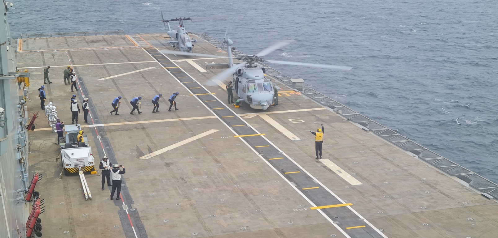 Primeiros helicópteros pousam no novo porta-helicópteros Anadolu da ...