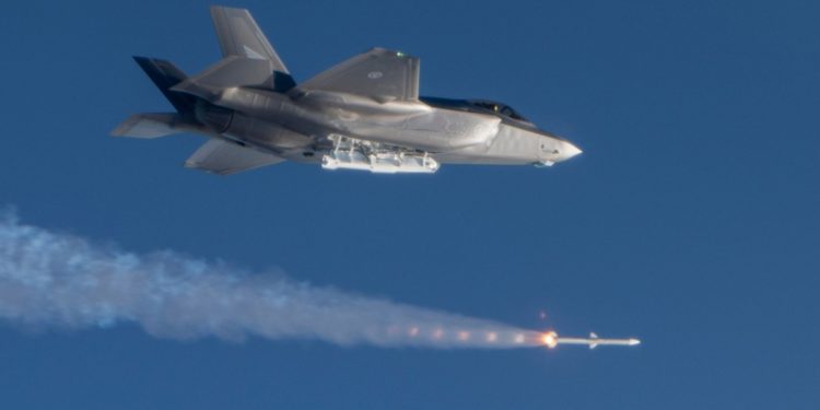 Noruega confirma compra de US$ 500 milhões de mísseis AMRAAM para frota ...