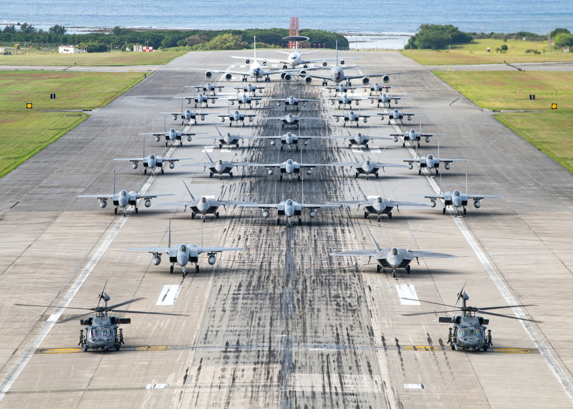 USAF: Raptors e Eagles se alinham durante exercício de poder aéreo em ...