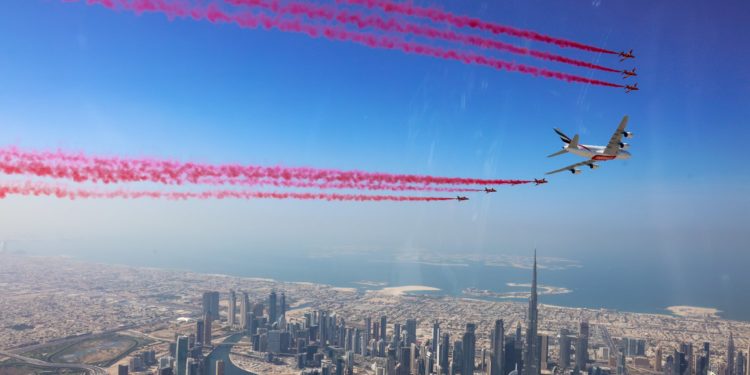 VÍDEO: A380 da Emirates e Red Arrows realizam espetacular sobrevoo em Dubai