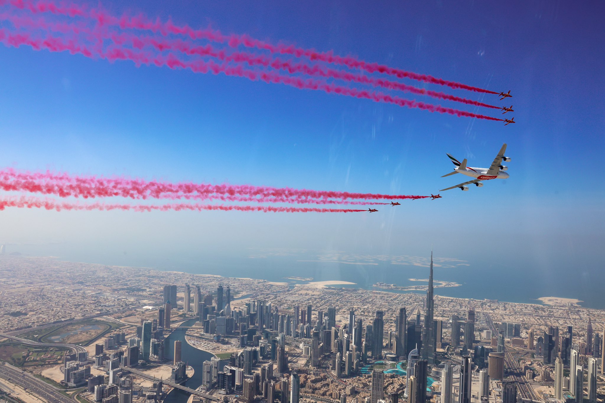 VÍDEO: A380 da Emirates e Red Arrows realizam espetacular sobrevoo em ...