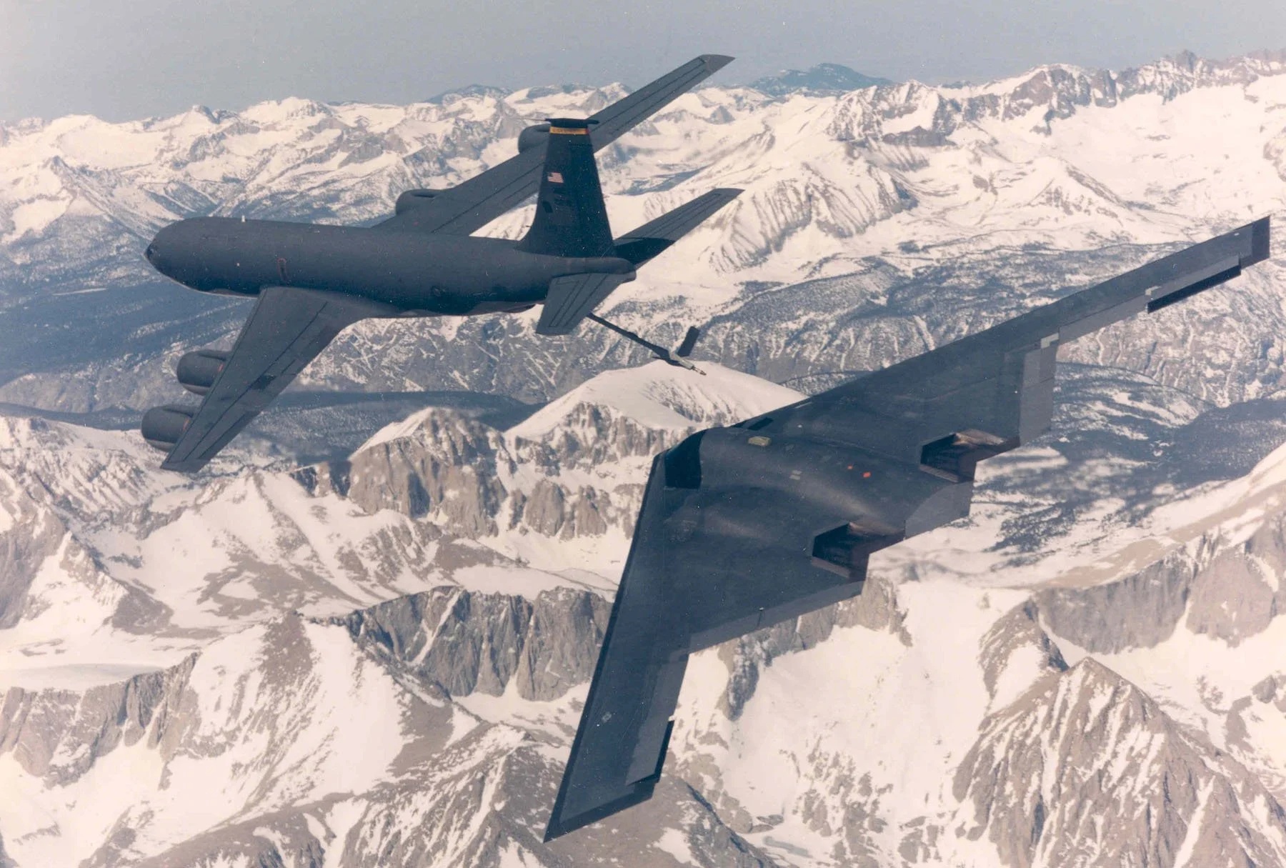 USAF: KC-135 salva o dia e mantém B-2 com pouco combustível em voo ...
