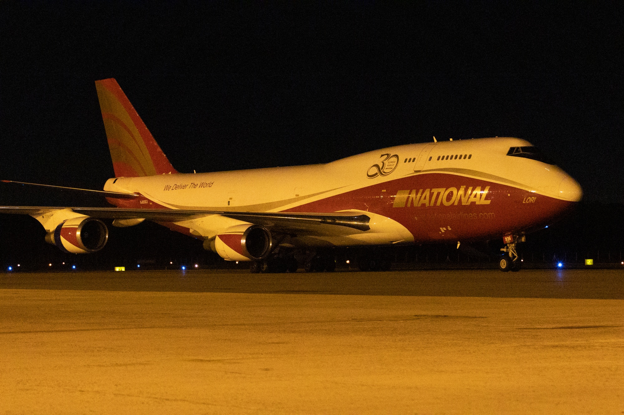 Em operação inédita, gigante cargueiro 747-400 da National Airlines ...